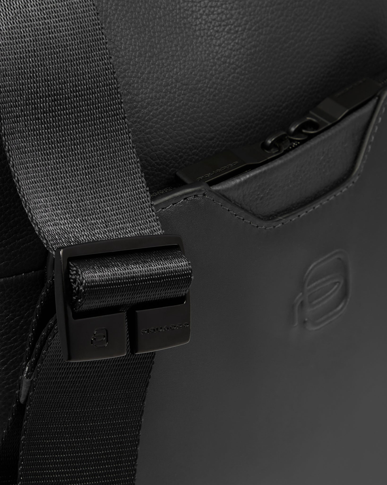 "Leather iPad 11" Bag" | Piquadro - Anna Virgili Online